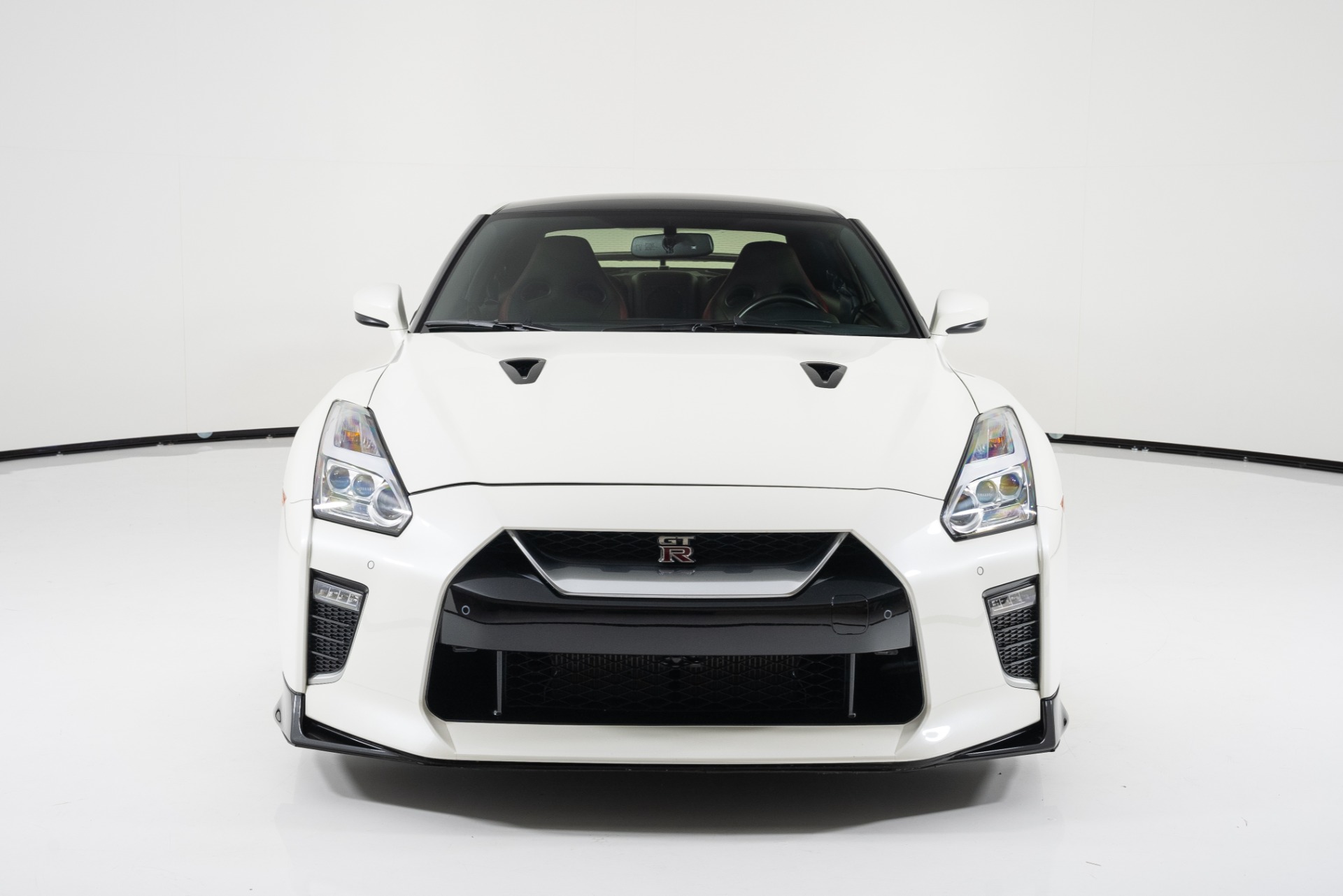 Front View Nissan Gtr