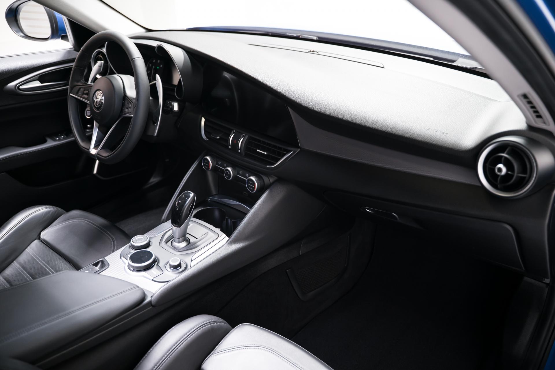 2018 Alfa Romeo Giulia Ti Interior | Cabinets Matttroy